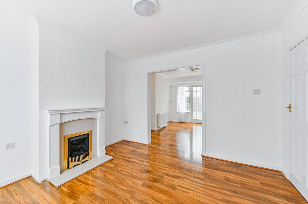 Duncroft, Plumstead, London, SE18 3 bed flat - £2,050 pcm (£473 pw)