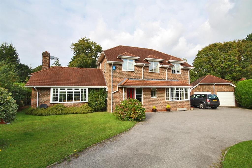 Armstrong Road, Brockenhurst 4 bed detached house - £2,950 pcm (£681 pw)