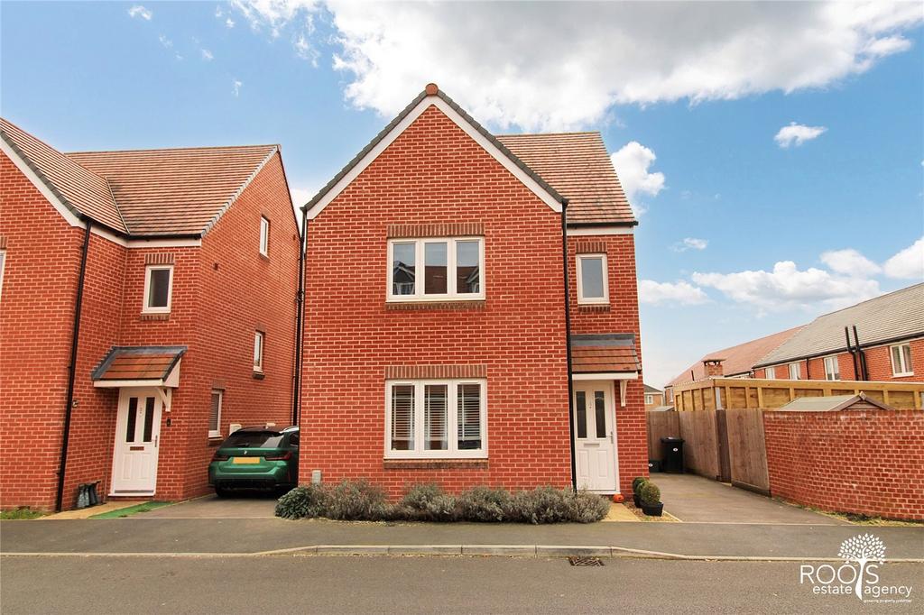 Roger Croft Drive, Berkshire RG19 4 bed detached house - £475,000