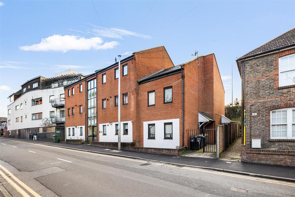 Walnut Tree Close, Guildford GU1 1 bed flat - £1,375 pcm (£317 pw)