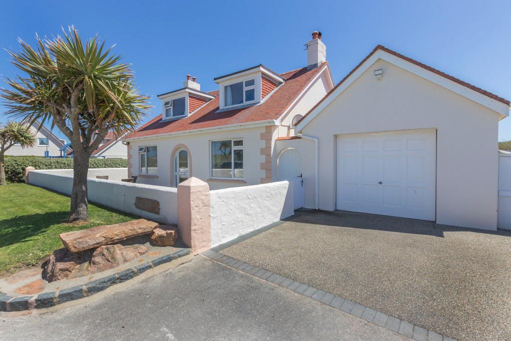 Vazon Coast Road, Castel, Guernsey 3 bed detached house for sale - £895,000