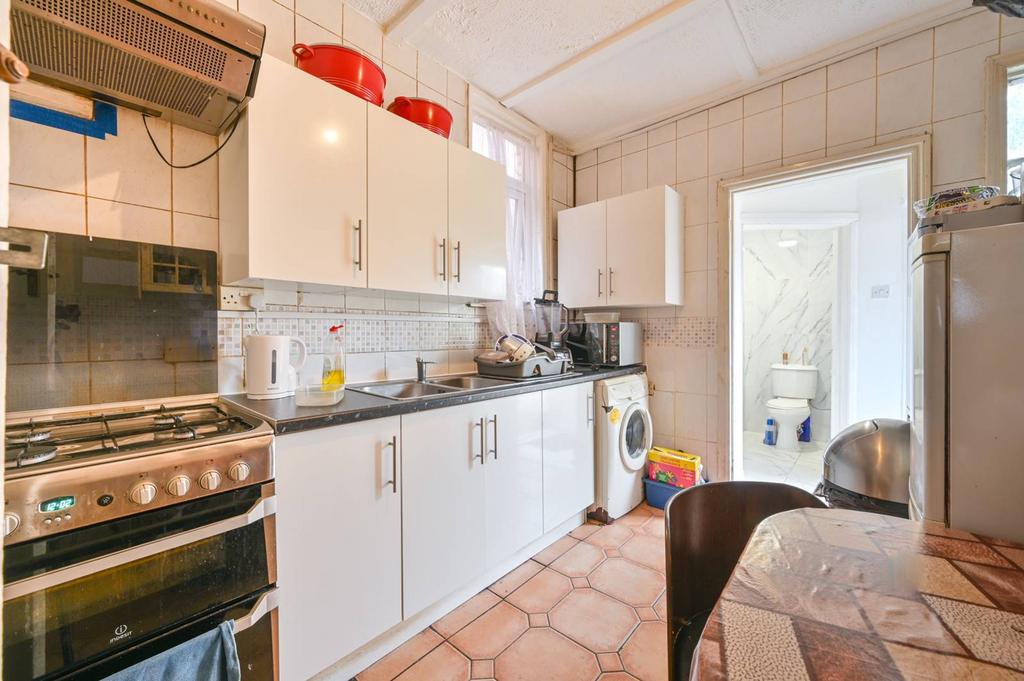 North Circular Road, Neasden, London... 1 bed flat for sale - £275,000