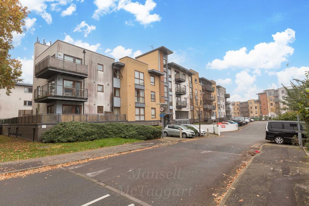 Commonwealth Drive, Crawley RH10 2 bed flat - £240,000