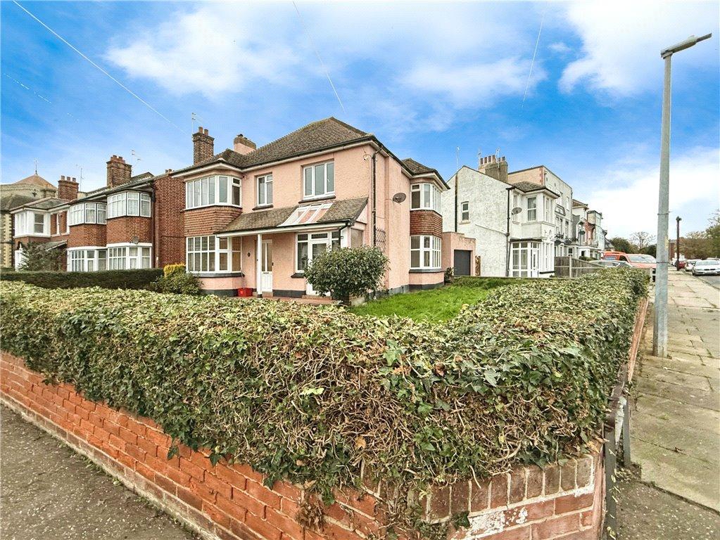Church Road, Clacton-on-Sea, Essex 4 bed detached house - £400,000