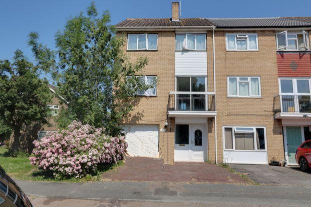 Basildon SS15 3 bed terraced house - £1,750 pcm (£404 pw)