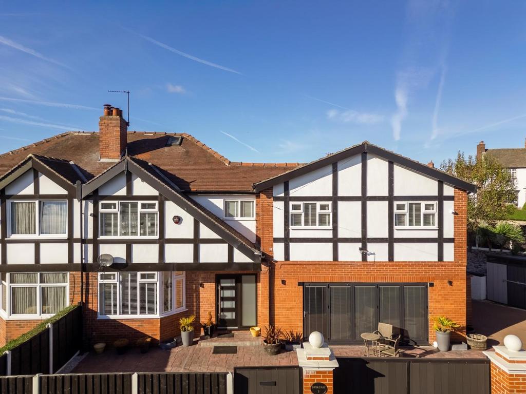 Broadway, Leeds LS15 5 bed semi-detached house - £525,000