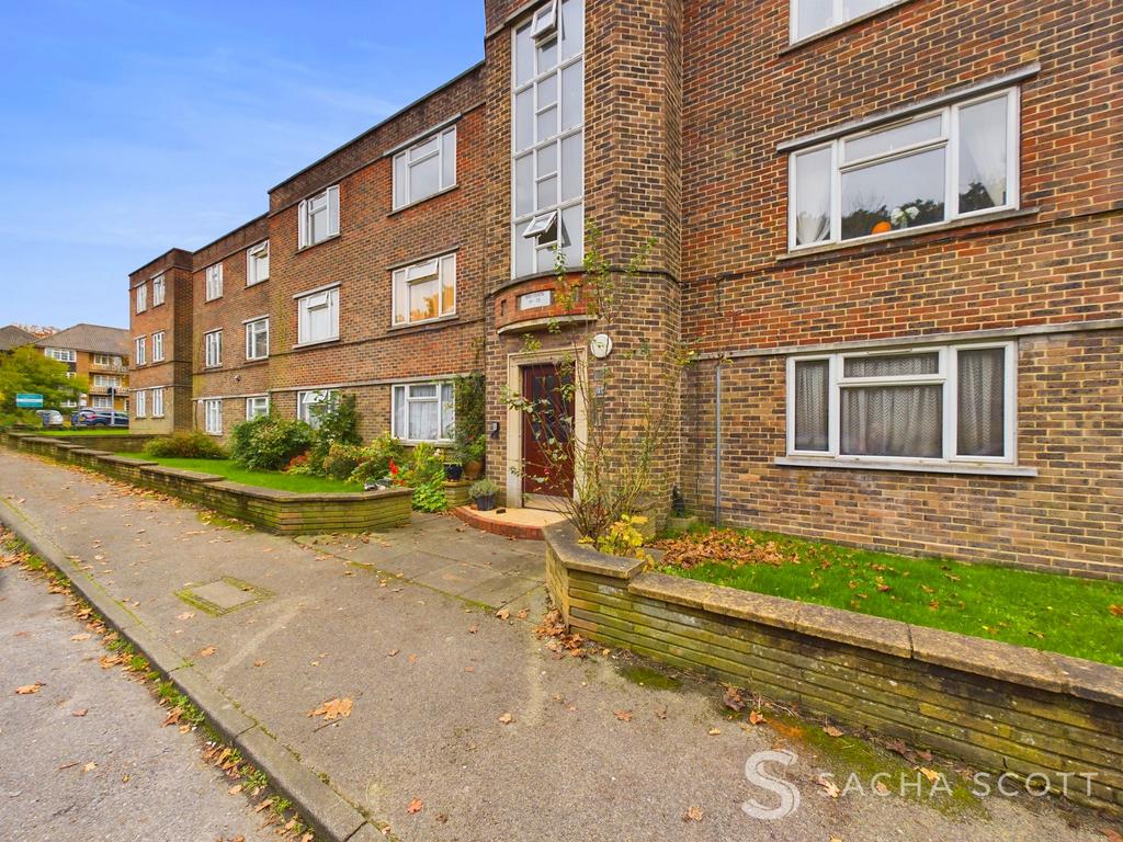 Eastgate, Banstead, SM7 2 bed flat - £300,000
