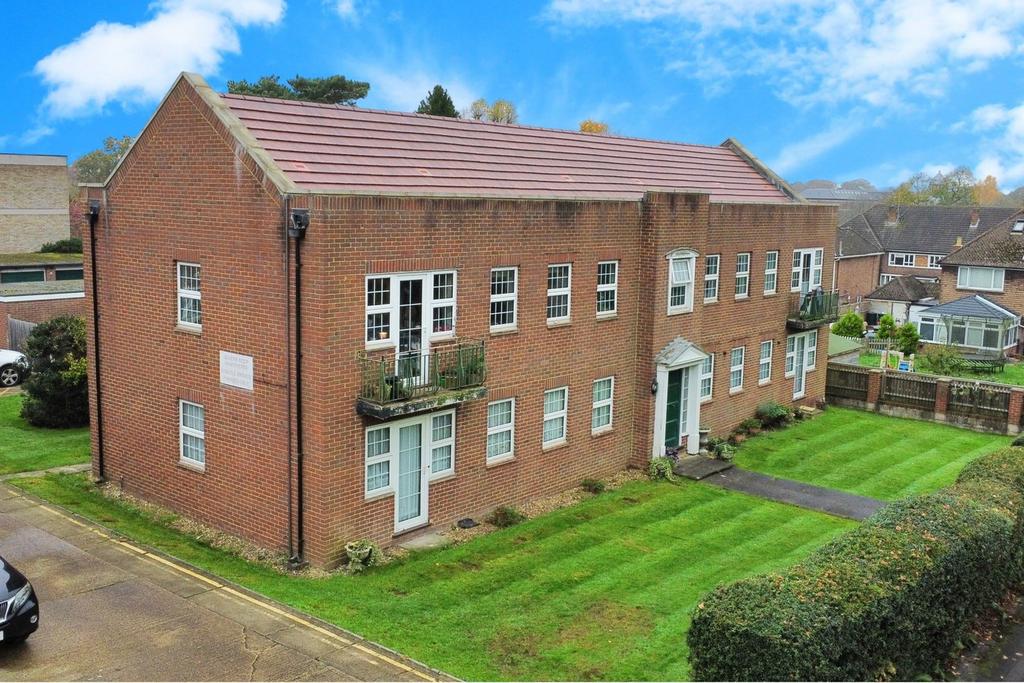 Upper Park Road, CAMBERLEY GU15 2 bed apartment for sale - £250,000