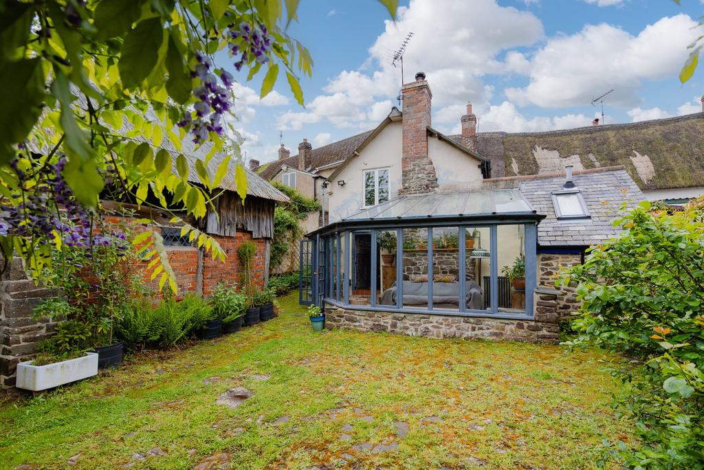 Bow, Crediton, EX17 3 bed cottage - £325,000