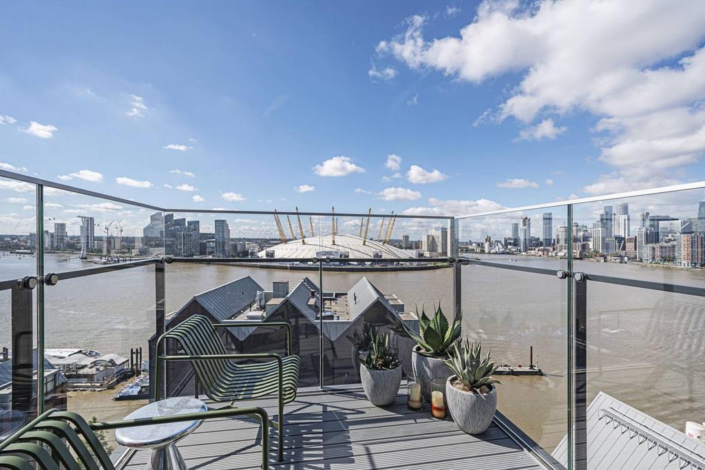 Goodluck Hope, London E14 2 bed flat - £926,000