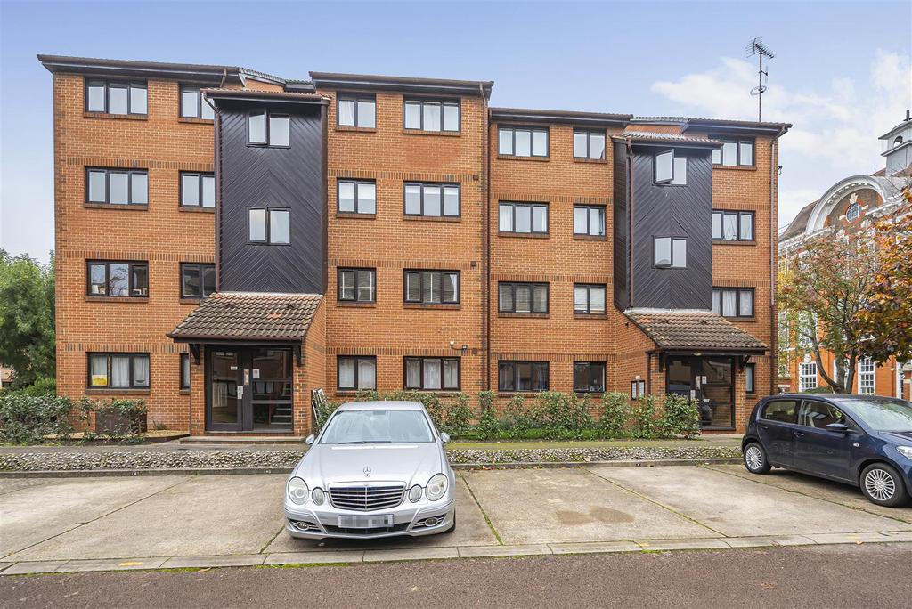 Cross Road, Wimbledon, London 2 bed flat - £1,925 pcm (£444 pw)