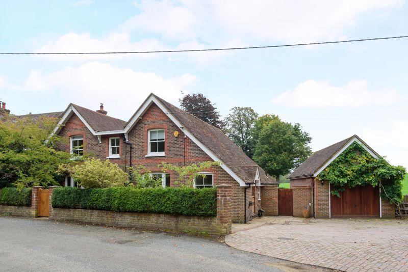 Bowlhead Green Road, Godalming GU8 4 bed detached house - £3,750 pcm (£ ...