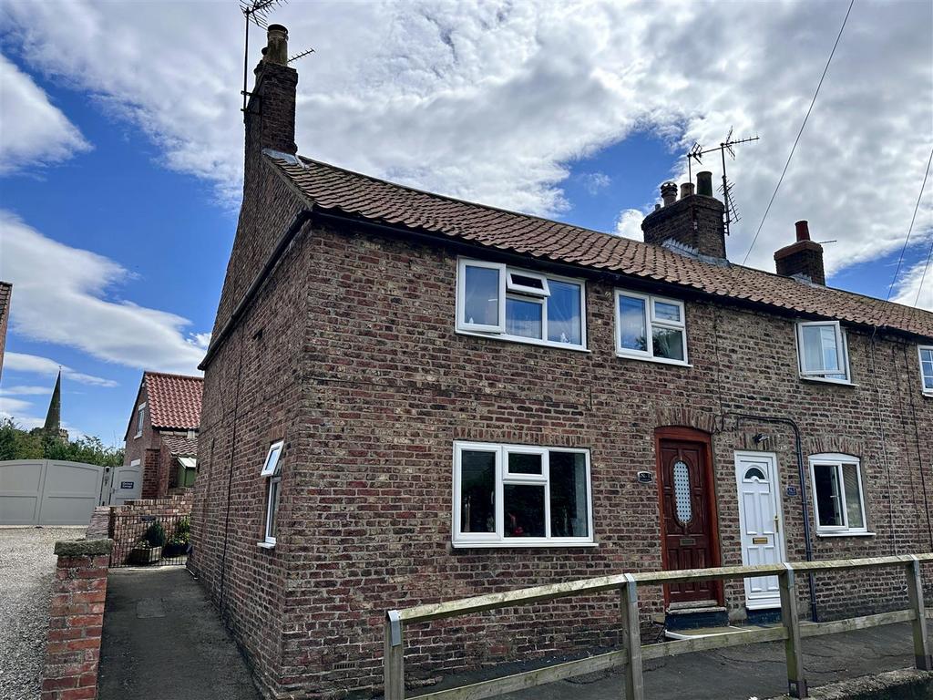 Sledgate, Rillington YO17 3 bed end of terrace house - £725 pcm (£167 pw)