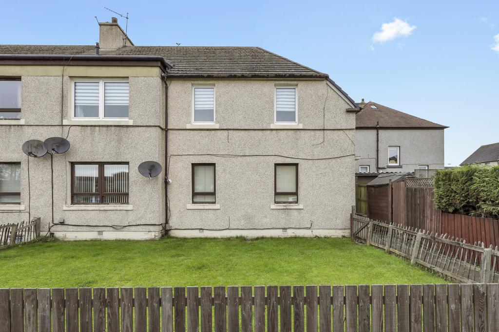 33 Mid Street, Livingston, EH54 8DA 3 bed flat - £120,000