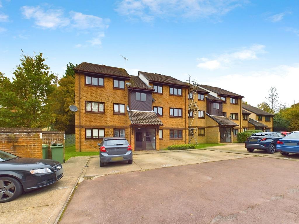 Wallis Way, Horsham RH13 2 bed flat - £220,000