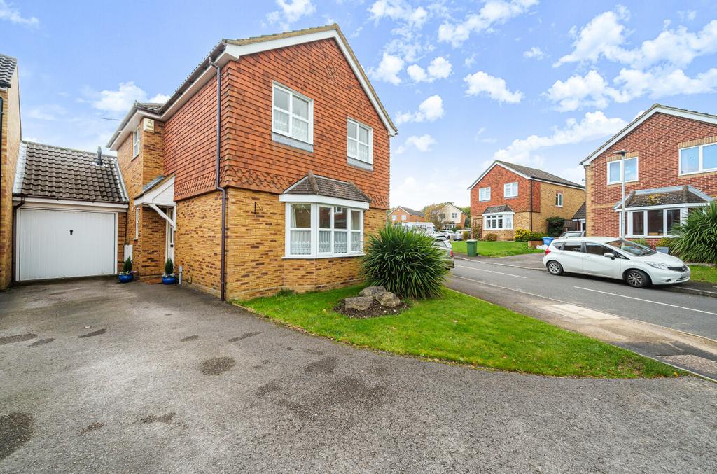 Munday Court, Bracknell RG42 3 bed link detached house - £575,000