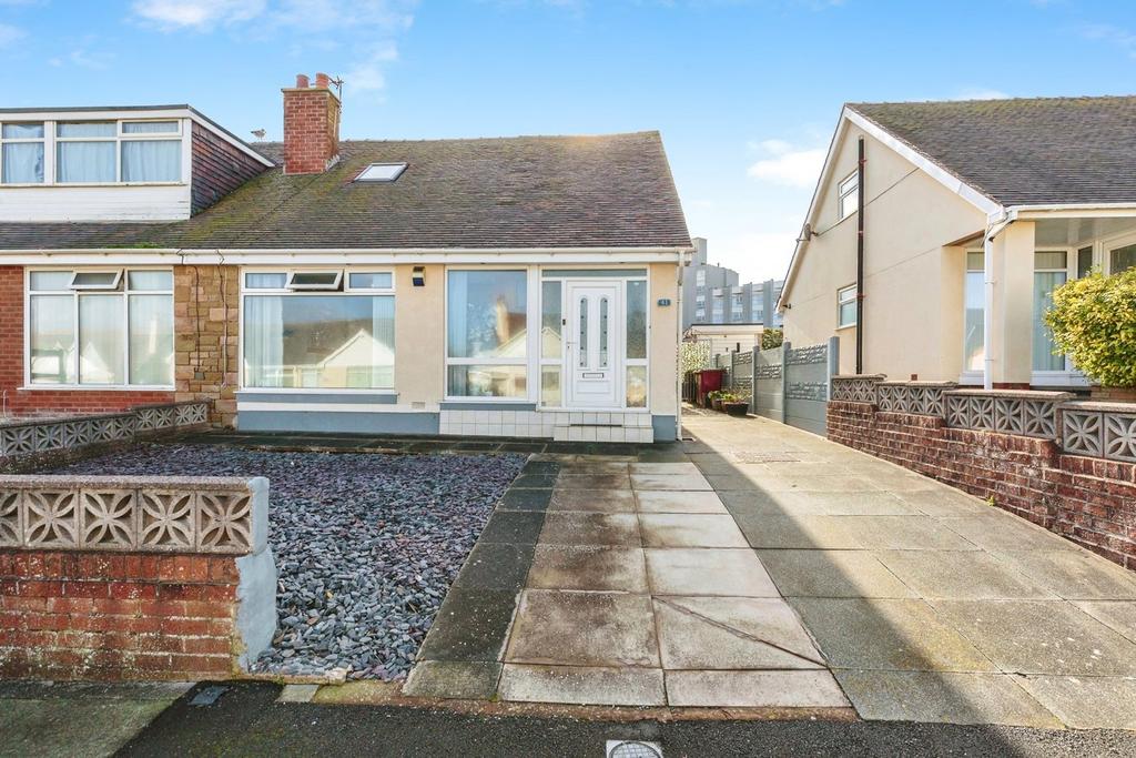 Waterhead Crescent... 3 bed semi-detached house for sale - £230,000