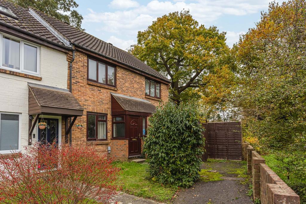 Windmill Court, Crawley RH10 1 bed terraced house for sale - £250,000