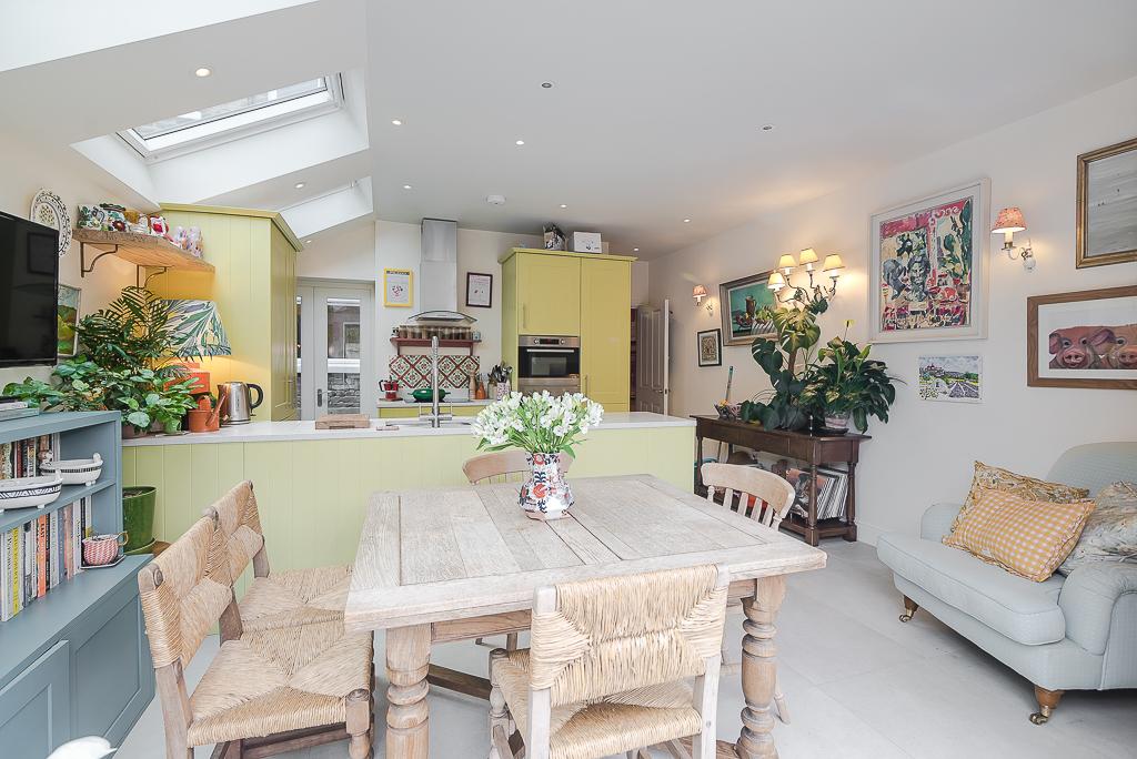 Second Avenue, Mortlake, SW14 8QF 2 bed ground floor flat - £695,000