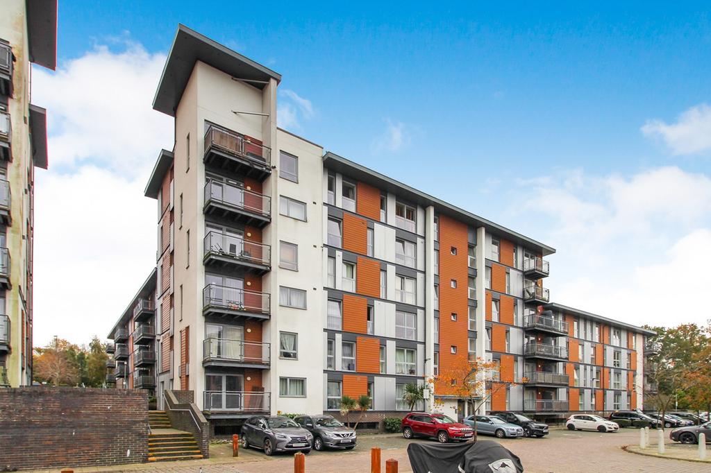 Commonwealth Drive, Crawley, West... 2 bed flat for sale - £229,500