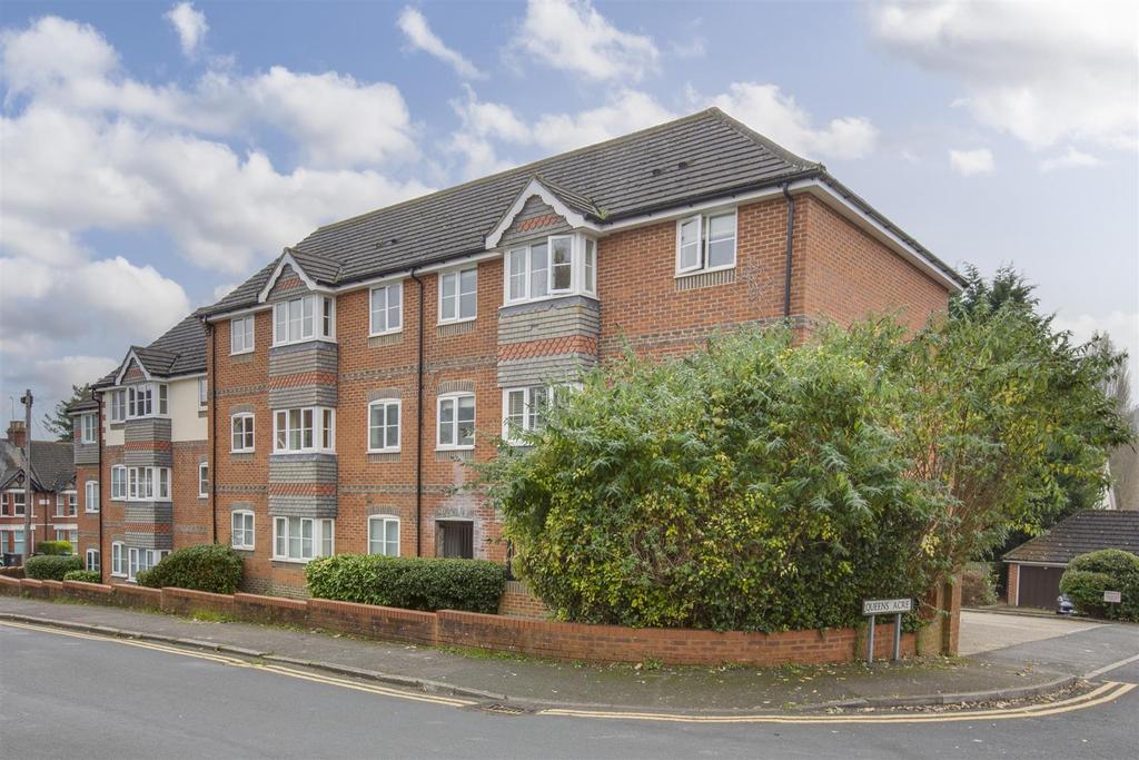 Queens Acre, High Wycombe HP13 2 bed flat - £240,000