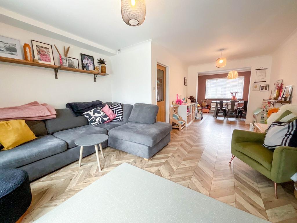 Gordon Way, Harwich, CO12 3 3 bed semi-detached house - £350,000