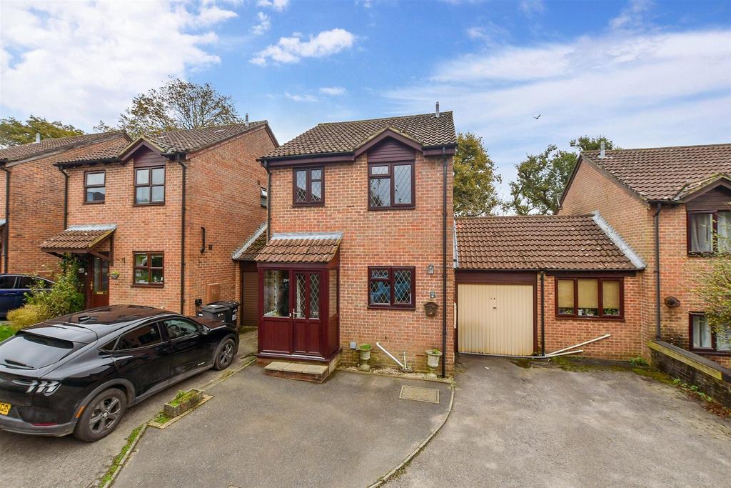 Oliver Close, Crowborough, East Sussex 3 bed link detached house for ...