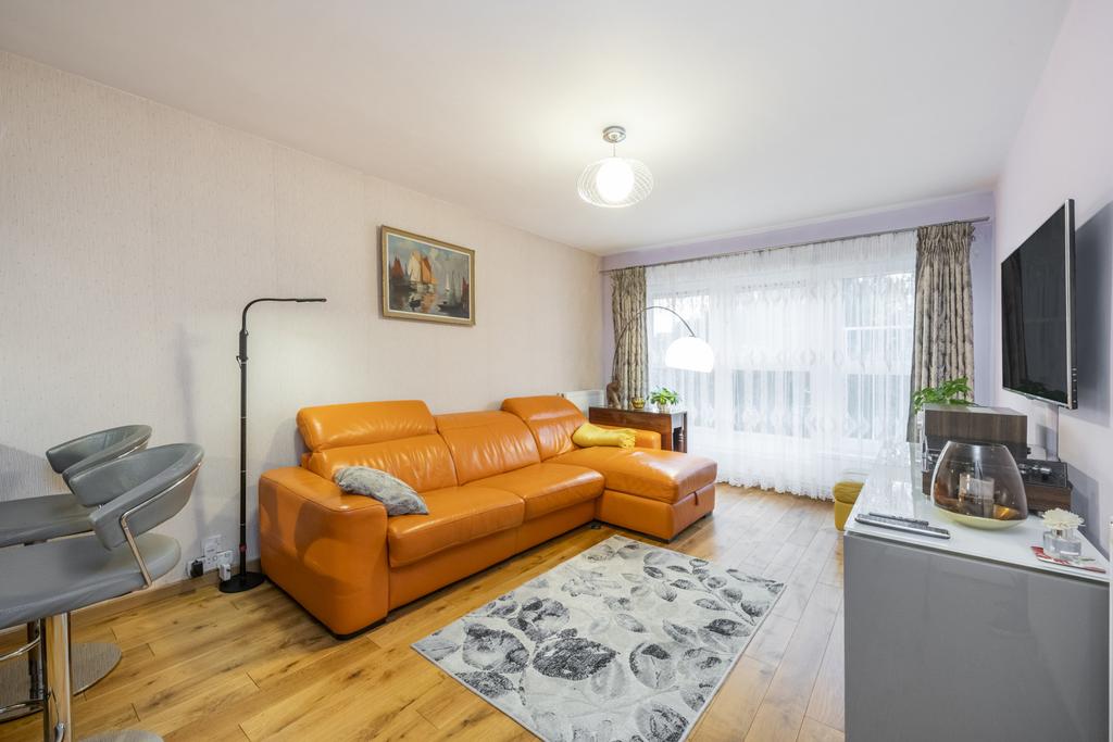 Arabella Drive, London 2 bed flat - £450,000