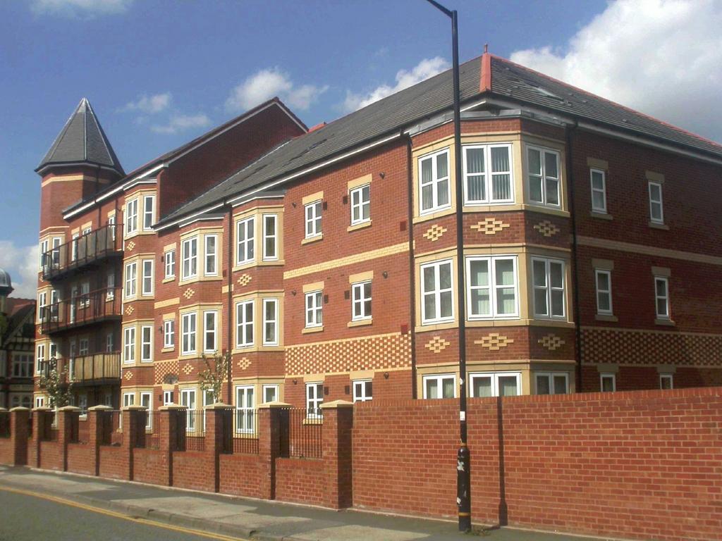 Russell Place, Sale, Greater... 2 bed flat - £220,000