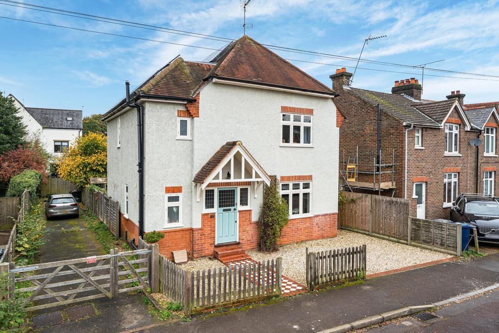 Edward Road, Farnham, GU9 3 bed detached house for sale - £900,000