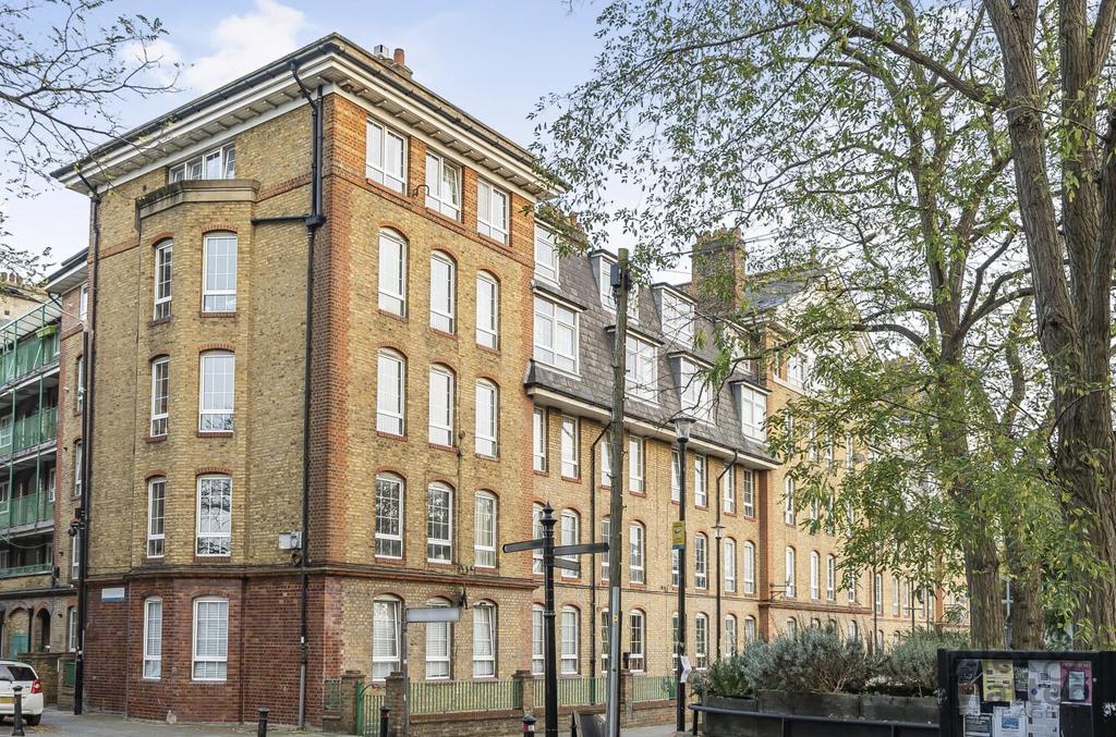 Hythe House, Rotherhithe Village, SE16 2 bed flat - £475,000