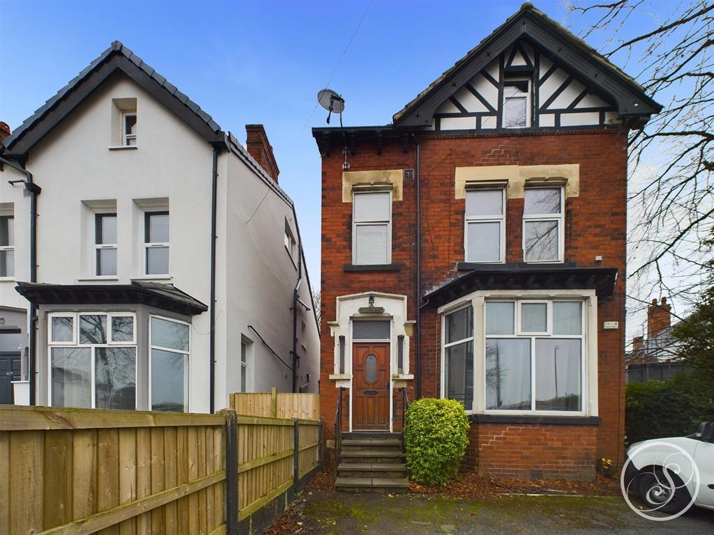 Street Lane, Leeds 4 bed duplex - £300,000