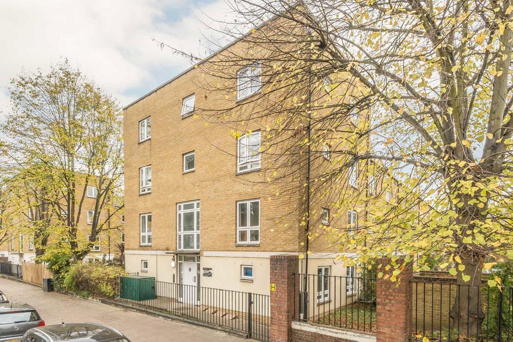 Amhurst Road, London E8 2 bed flat - £1,998 pcm (£461 pw)
