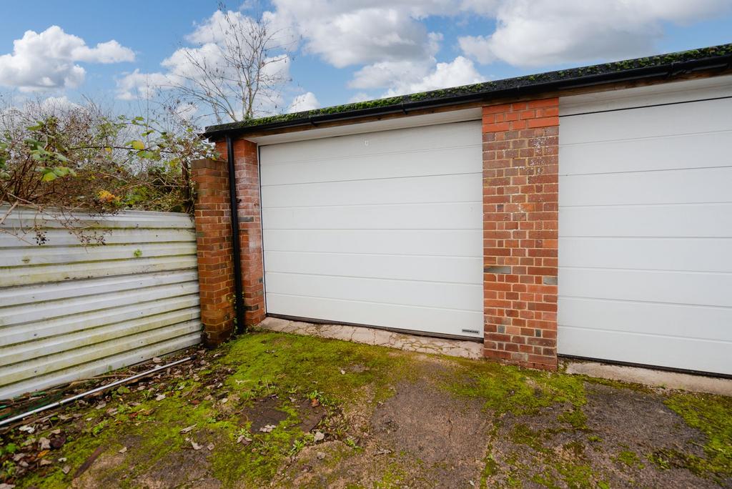 Park Road, Crediton, EX17 Garage - £90 pcm (£21 pw)