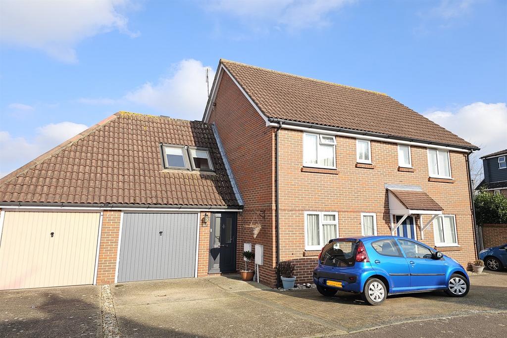 Rana Drive, Braintree, CM7 3 bed semi-detached house - £300,000
