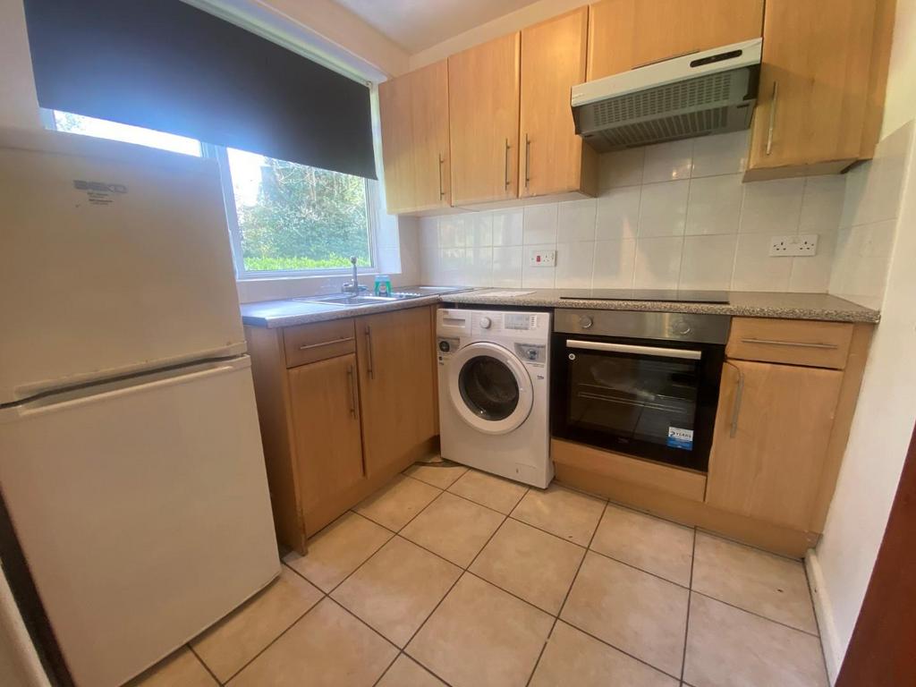Savoy Close, Birmingham, B32 2HD Studio - £695 pcm (£160 pw)
