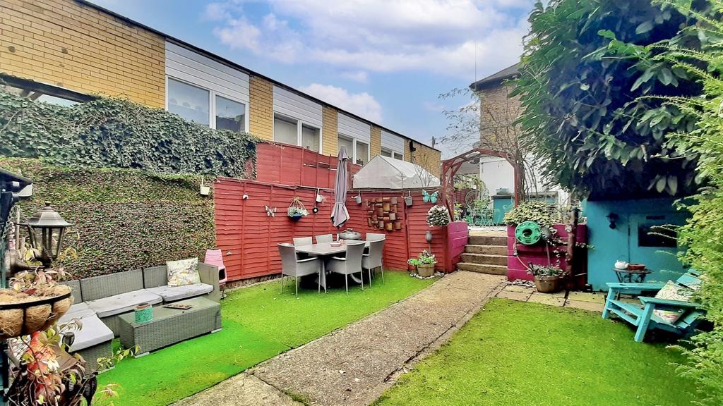 Queens Avenue, Greenford, UB6 2 bed maisonette - £350,000