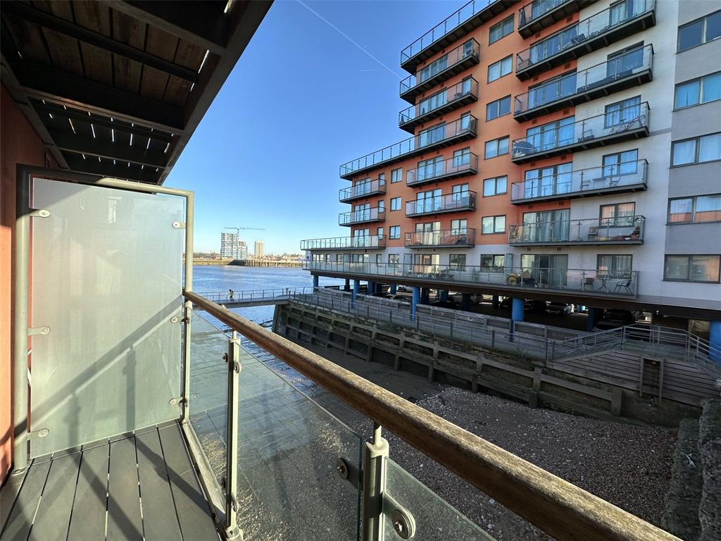 Mast Quay, London SE18 2 bed flat to rent - £1,850 pcm (£427 pw)