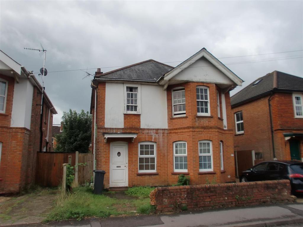 Capstone Road, Bournemouth 2 bed flat - £995 pcm (£230 pw)