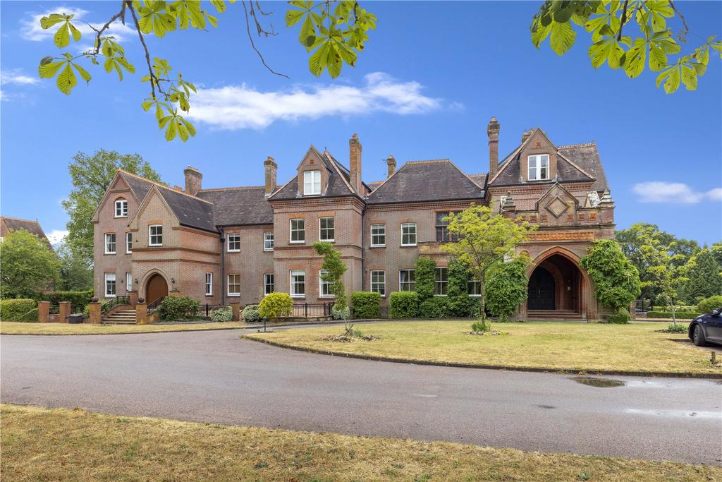 Enton, Godalming, Surrey, GU8 3 bed apartment - £1,075,000