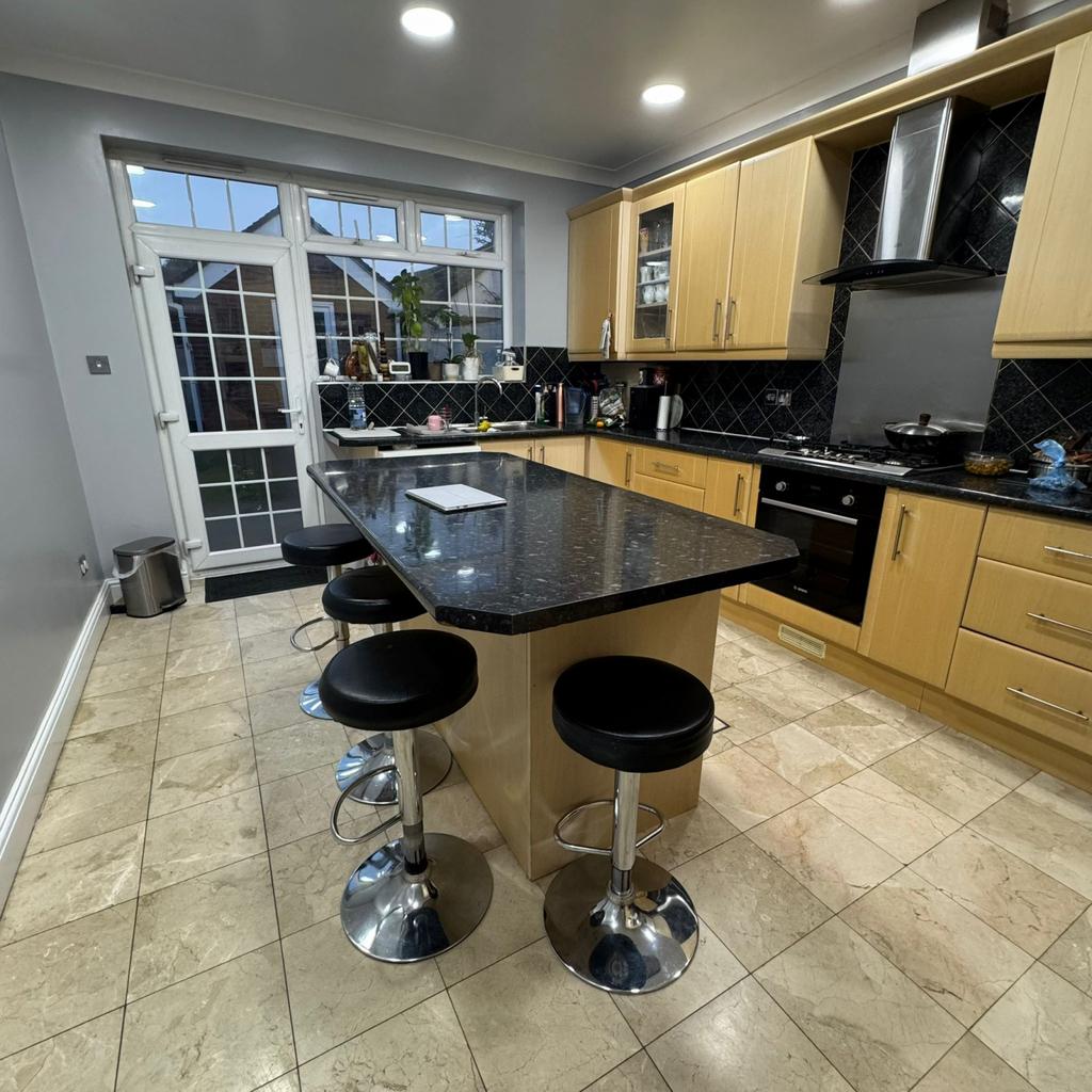 Cherry Orchard West Drayton, UB7 5 bed terraced house to rent - £3,500 ...