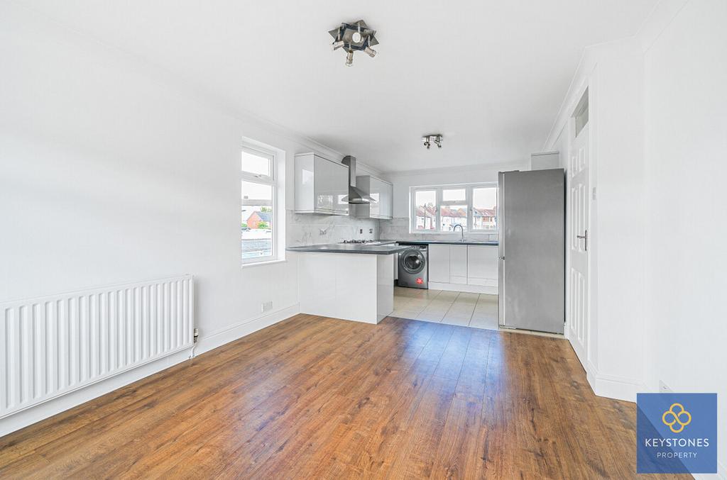 Collier Row Lane, Romford, RM5 3 bed apartment - £1,650 pcm (£381 pw)