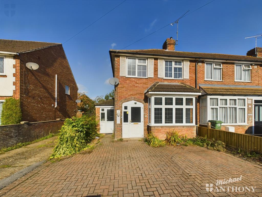 Cromwell Avenue, Aylesbury... 4 bed end of terrace house - £375,000