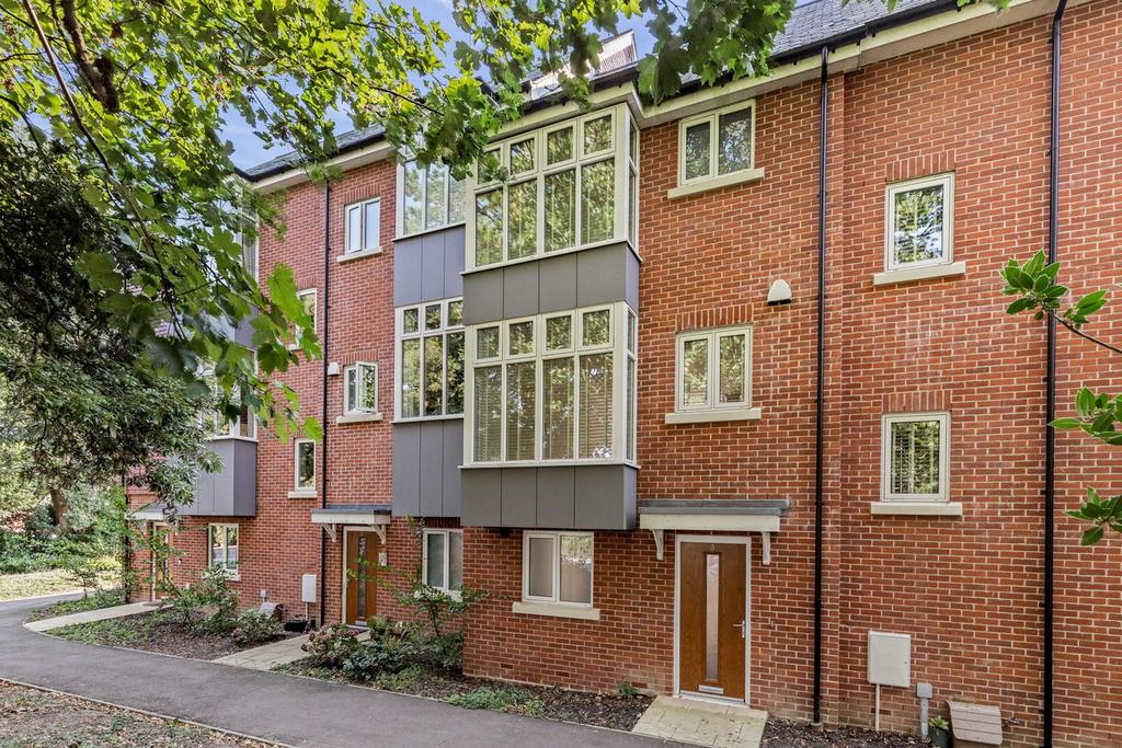 Shorncliffe Road, Folkestone, CT20 4 bed terraced house - £2,250 pcm (£ ...