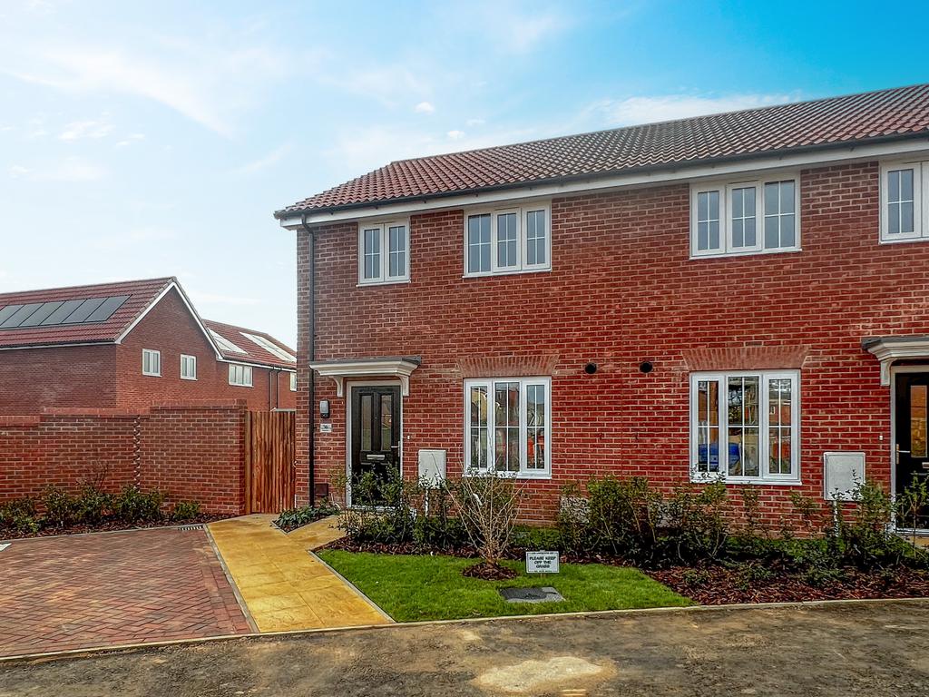 Lloyd Close, Sproughton, Ipswich 2 bed semi-detached house for sale - £ ...