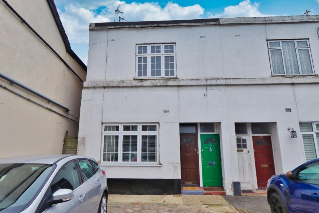 Collier Row Road, Collier Row, RM5 1 bed maisonette - £125,000