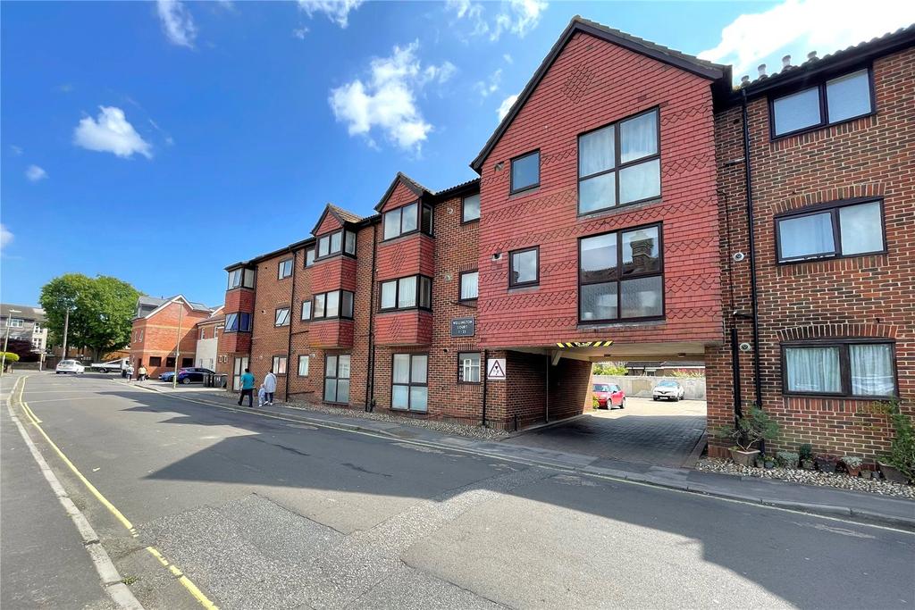 Waterloo Road, Havant, Hampshire, PO9 1 bed apartment for sale - £100,000