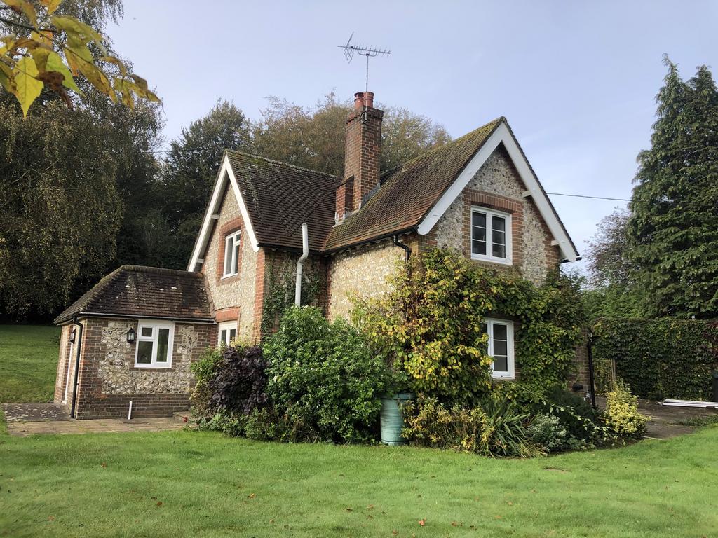 East Meon, Petersfield, Hampshire, GU32 3 bed detached house - £2,500 ...