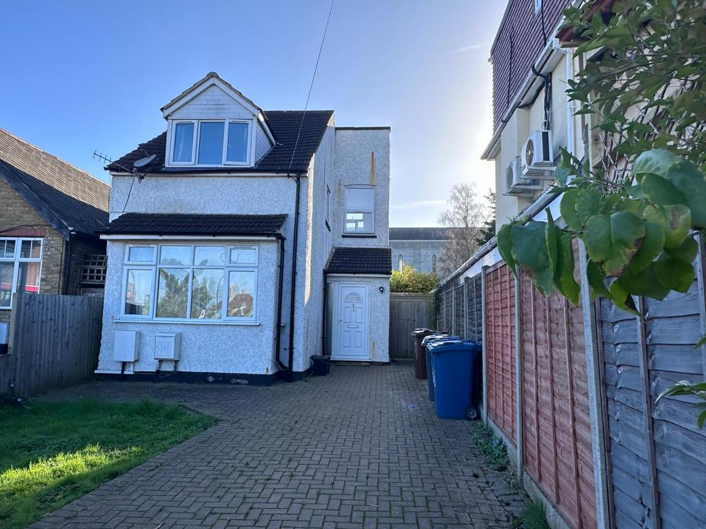 Harow HA2 4 bed detached house - £2,675 pcm (£617 pw)