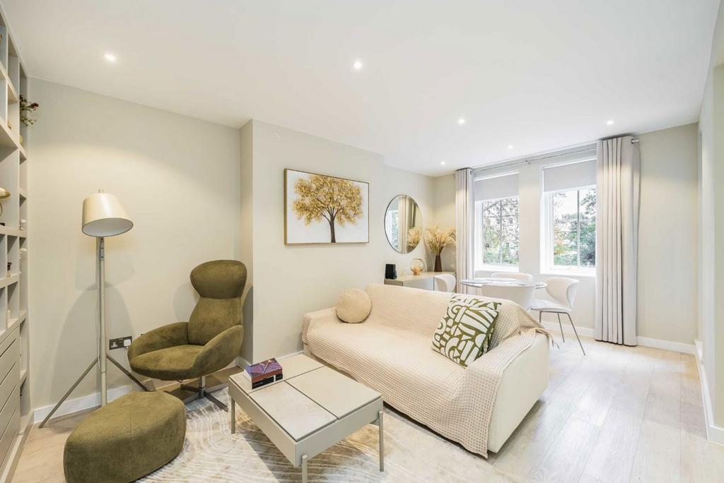 Norland Square, London W11 1 bed flat - £2,999 pcm (£692 pw)